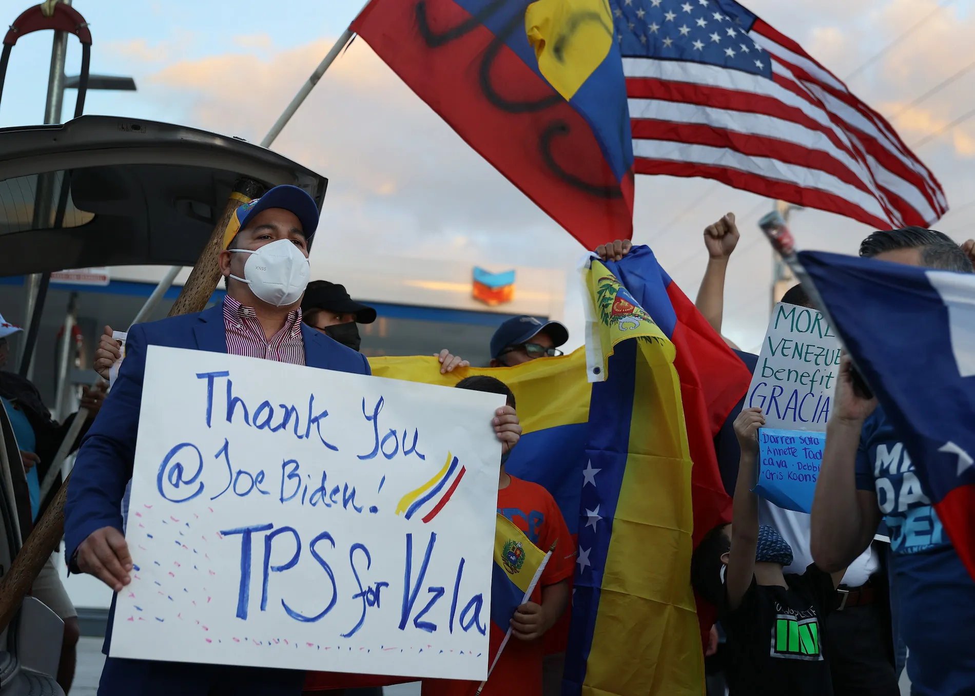 US Offers Work Permits To 500,000 Venezuelans Already In Country - Parriva