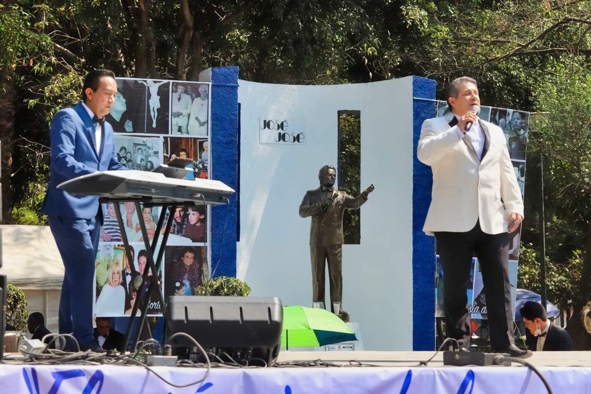 Amid Songs, Drinks, And More, Fans Gather For José José Day - Parriva
